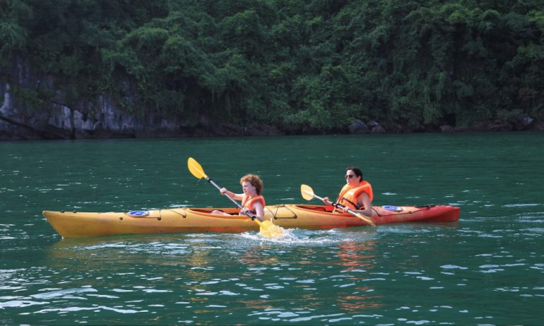 Genesis Regal Cruise: Lan Ha Bay Kayak & Float Village Tour